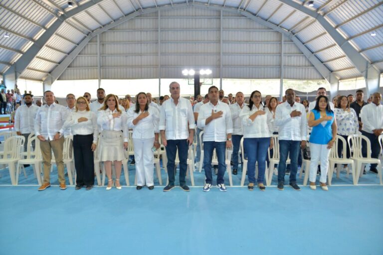 Abinader entrega instalaciones deportivas renovadas en Las Charcas y ...